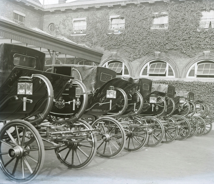 Carriages, Celebrity and Spectacle The photographs of Christina Broom ...