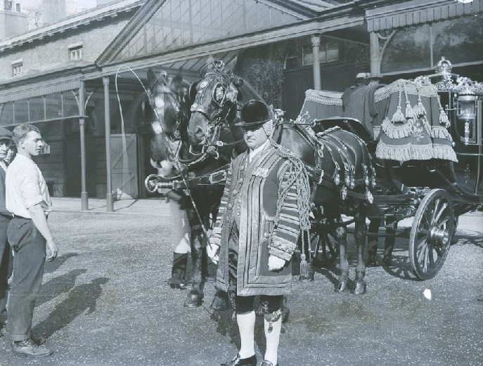 Carriages, Celebrity and Spectacle The photographs of Christina Broom ...
