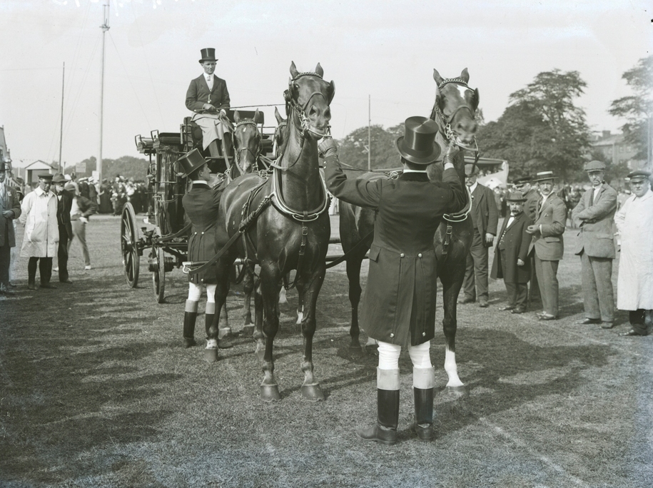 Carriages, Celebrity and Spectacle The photographs of Christina Broom ...